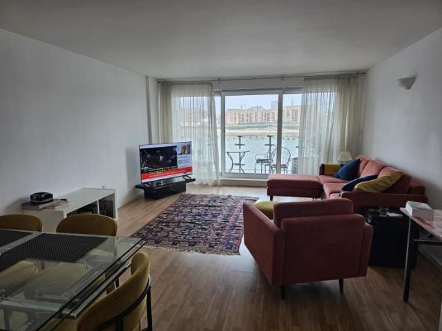 Double Room in London, Riverside Two Bedroom Flat with Parking Available