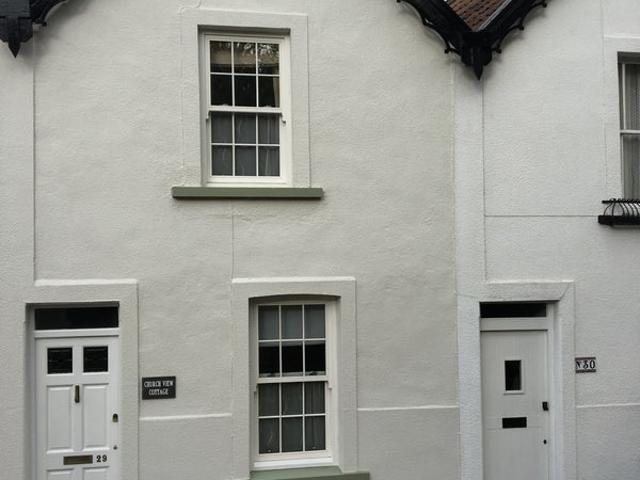 Double room in pretty cottage. Sole use Monday t