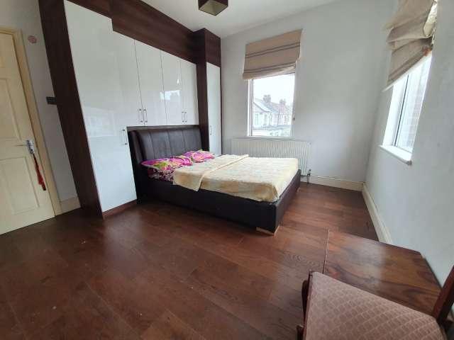 Double room in shared apartment in Dagenham, London