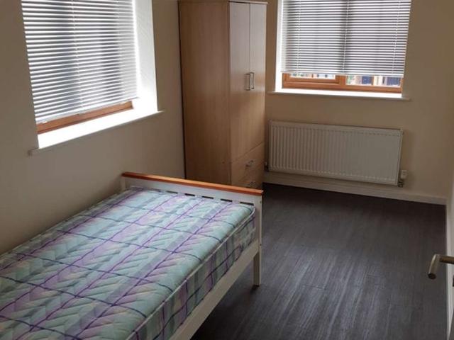 Double Rooms Available ALL BILLS INCLUDED Students Welcome! Room 2