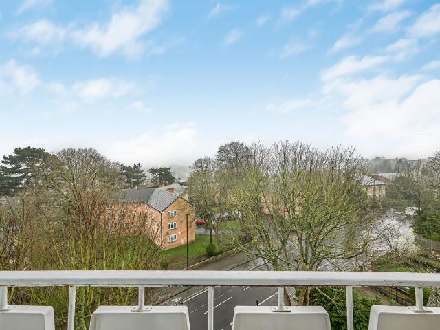 Double rooms in SE26 with good light/views Room B