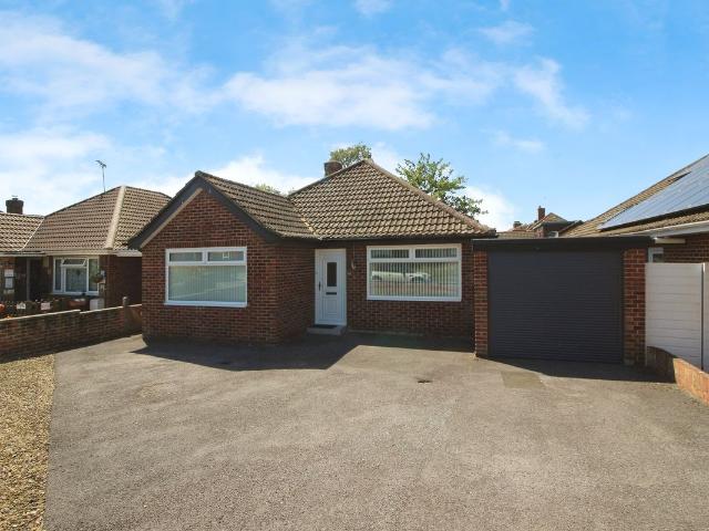 Doubledays, Cricklade SN6, 3 bed detached bungalow to rent, £1,750 pcm | PrimeLocation