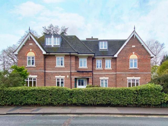 Douglas Court, Fleet Road, Fleet, Hampshire GU51, 2 bed flat to rent, £1,500 pcm | PrimeLocation