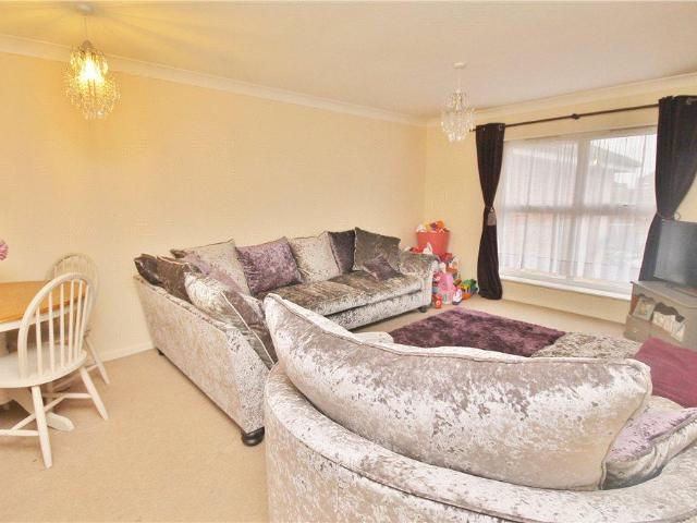 Douglas Road, Stanwell. 2 bed apartment to rent £1,550 pcm £358 pw