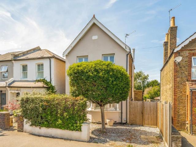 Douglas Road, Surbiton KT6 3 bed detached house to rent £4,495 pcm £1,037 pw
