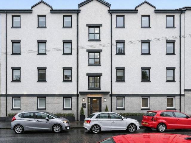 Douglas Street, Stirling Town. 2 bed flat to rent £1,360 pcm £314 pw