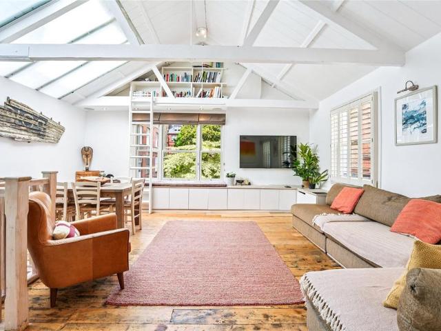 Dove Mews, London, SW5 3 bed mews to rent £5,958 pcm £1,375 pw