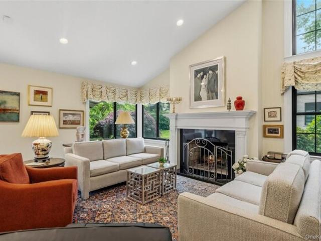 Dove Hill Dr, Manhasset, Condo For Sale