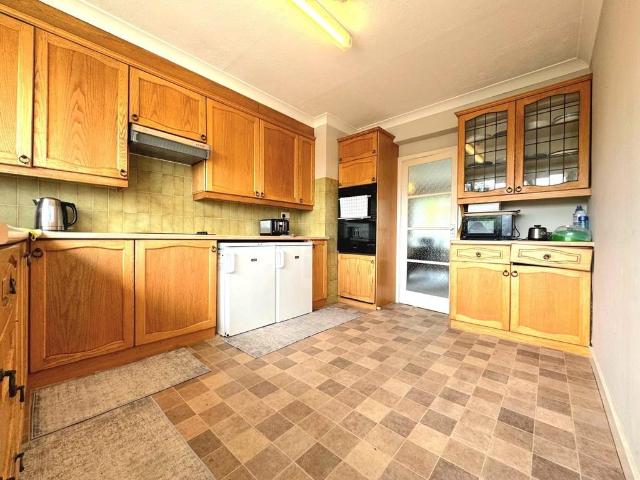 Dove Park, Pinner 2 bed flat to rent £1,800 pcm £415 pw