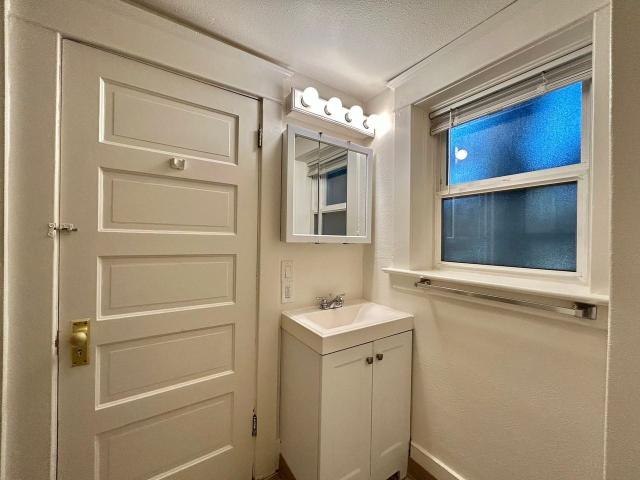 Dover Apartments 2 Bedroom Apartment for Rent at 1830 Nw 24th Pl, Portland, OR 97210 Northwest District