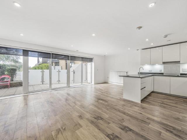 Dowding Drive, Kidbrooke Village. 3 bed apartment to rent £2,850 pcm £658 pw