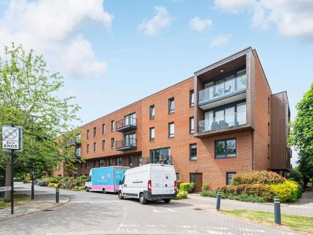 Dowding Drive, Kidbrooke, London, SE9 1 bed flat to rent £1,700 pcm £392 pw