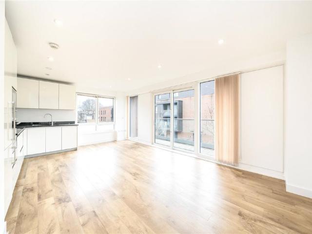 Dowding Drive, London, SE9 2 bed apartment to rent £2,150 pcm £496 pw