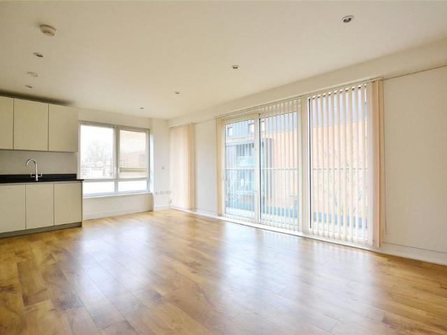 Dowding Drive, London, SE9 2 bed apartment to rent £2,200 pcm £508 pw