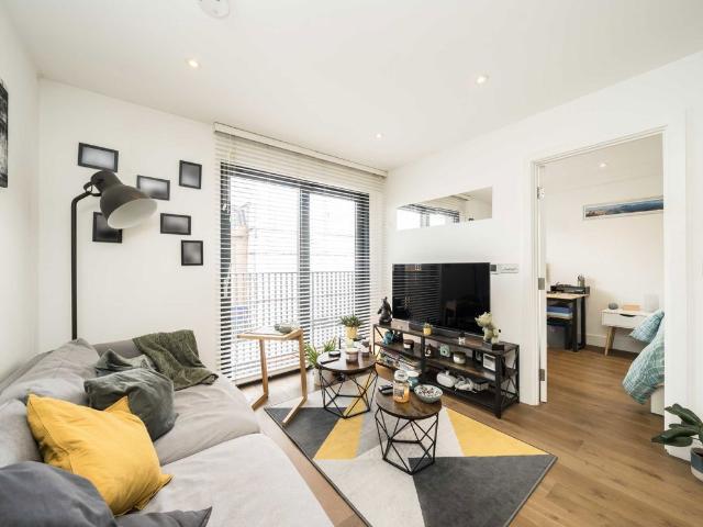 Down Place, Hammersmith W6, 1 bed flat to rent, £2,000 pcm | PrimeLocation