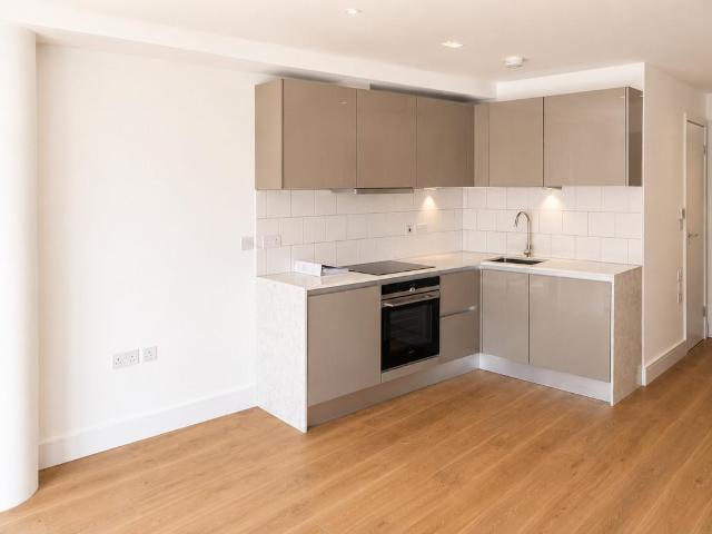 Down Place, London W6 Studio to rent £2,000 pcm £462 pw