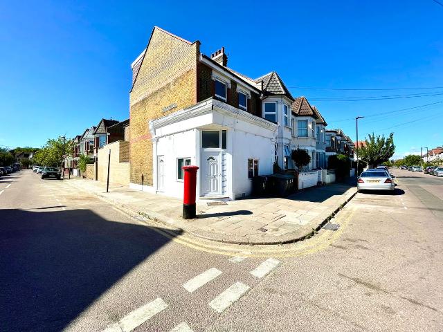 Downhills Park Road, London N17, Studio to rent, £1,100 pcm | PrimeLocation