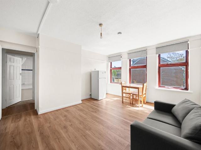 Downs Court, Brighton Road CR8, Studio to rent, £1,050 pcm | PrimeLocation