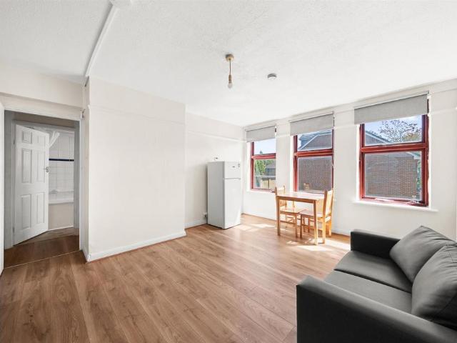 Downs Court, Brighton Road Studio to rent £1,050 pcm £242 pw
