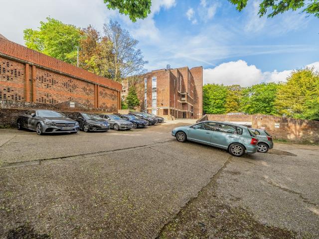 Downs Road, Luton LU1, 2 bed flat to rent, £1,250 pcm | PrimeLocation