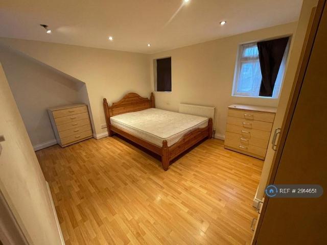 Downsfield Road, London, E17 2 bed flat to rent £1,750 pcm £404 pw