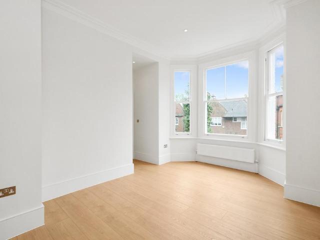 Downside Crescent, London, NW3 1 bed apartment to rent £2,500 pcm £577 pw