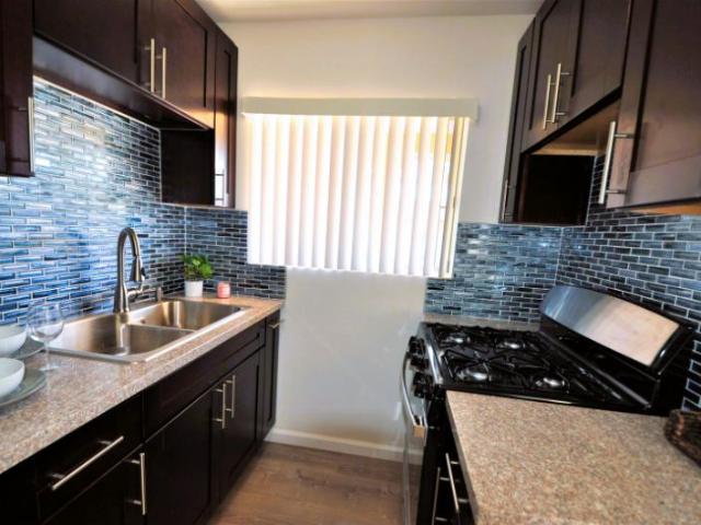 $500 DEPOSIT! DOWNSTAIRS CORNER UNIT WITH PARKING