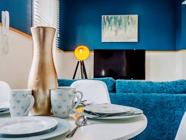 Downtown Delight: Flat Near Must See Destinations