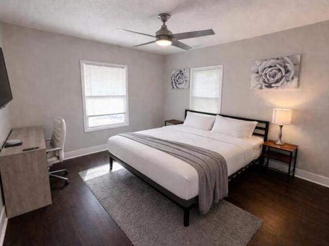 Downtown Kansas City Home, a 4 minute walk to transit stop On 27th at Campbell EB