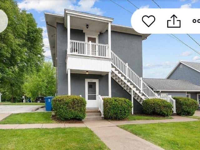 Downtown Le Claire Apartment unit