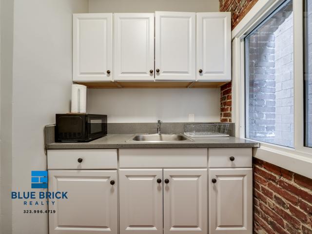 Downtown Life Made Easy – Bright Fully Furnished Studio