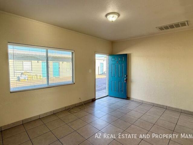 Downtown Phoenix Gem: Stylish Ground Floor Studio with Utilities Included