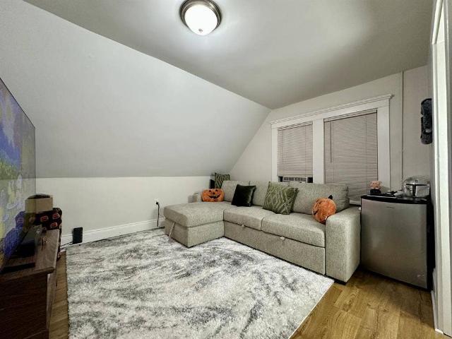 Downtown Salem room available!