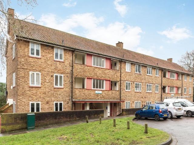 Dowson Close, London, SE5 2 bed apartment to rent £1,975 pcm £456 pw