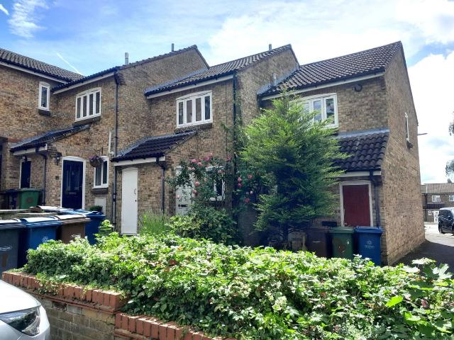 Dromey Gardens, Harrow Weald HA3, 2 bed terraced house to rent, £2,000 pcm | PrimeLocation