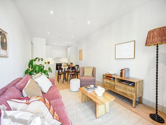 Draycote, 6 Caversham Rd, NW9 2 bed apartment to rent £2,485 pcm £573 pw