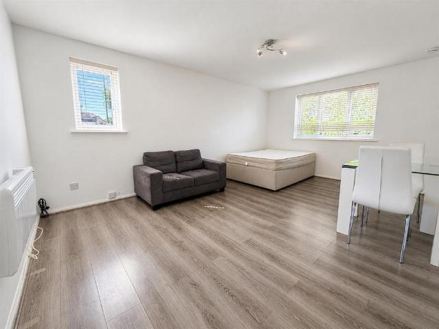 Draycott Close, London NW2 Studio to rent £1,375 pcm £317 pw