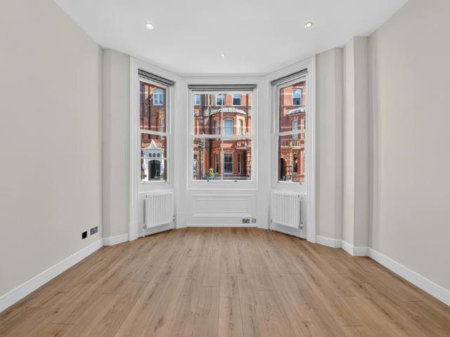 Draycott Place, Chelsea, SW3 1 bed ground floor flat to rent £3,142 pcm £725 pw