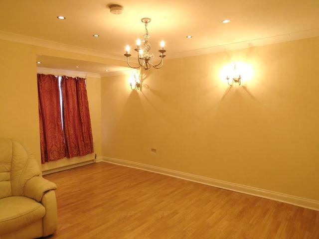 Drayton Gardens, West Drayton UB7 2 bed flat to rent £1,900 pcm £438 pw