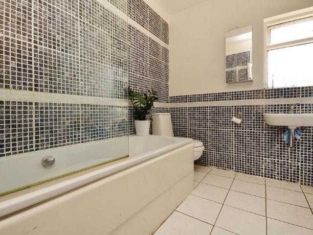 Drayton Gardens, West Ealing, London. 2 bed flat to rent £2,500 pcm £577 pw