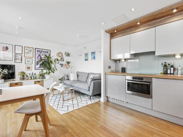 Drayton Park, Highbury, London, N5 1 bed apartment to rent £2,200 pcm £508 pw