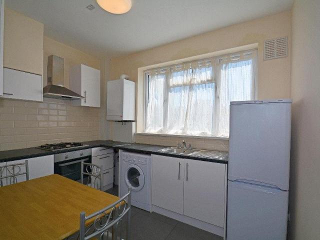 Drayton Waye, Harrow HA3 2 bed flat to rent £1,800 pcm £415 pw
