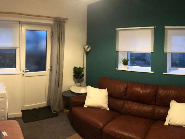 Dracaena Avenue Room 6