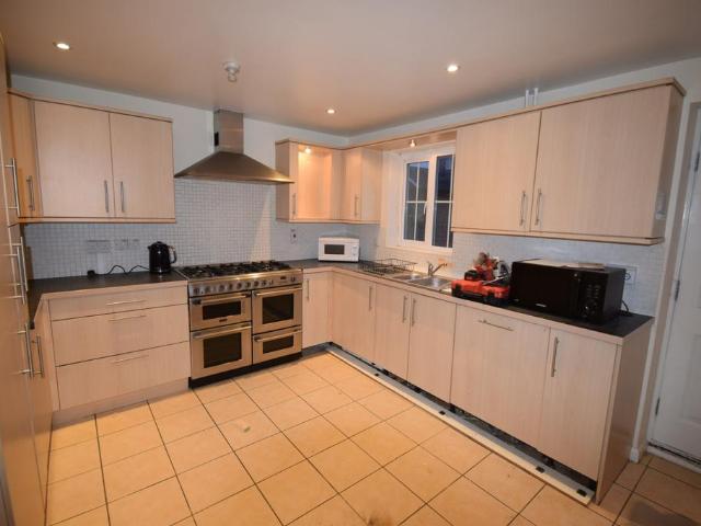Dragon Road, Hatfield AL10 5 bed house to rent £2,850 pcm £658 pw