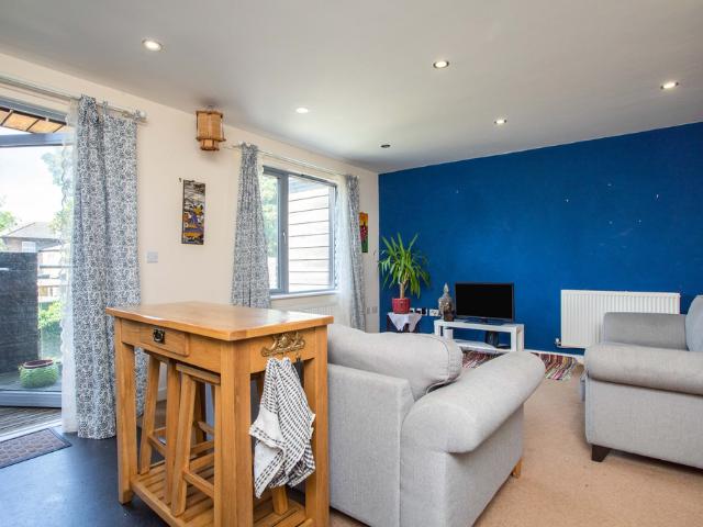 Dragonfly Close, London, E13 2 bed duplex to rent £2,250 pcm £519 pw