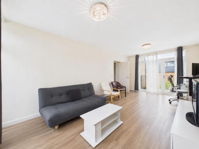 Dragons Way, Barnet EN5 4 bed terraced house to rent £3,200 pcm £738 pw