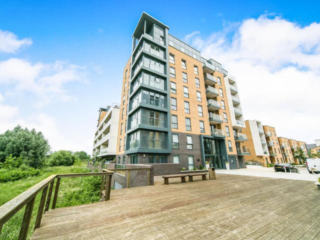 Drake Way, Reading, Berkshire, RG2 2 bed flat to rent £1,550 pcm £358 pw