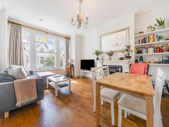 Drakefield Road, Balham, London, SW17 2 bed flat to rent £2,550 pcm £588 pw