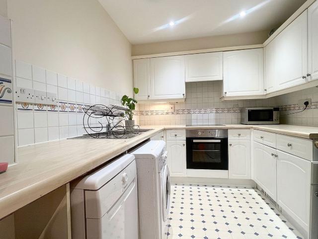 Draper Close, Isleworth TW7, 2 bed flat to rent, £1,900 pcm | PrimeLocation