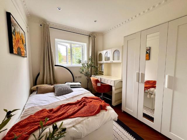 Drapers Road, London, E15 Studio to rent £1,945 pcm £449 pw